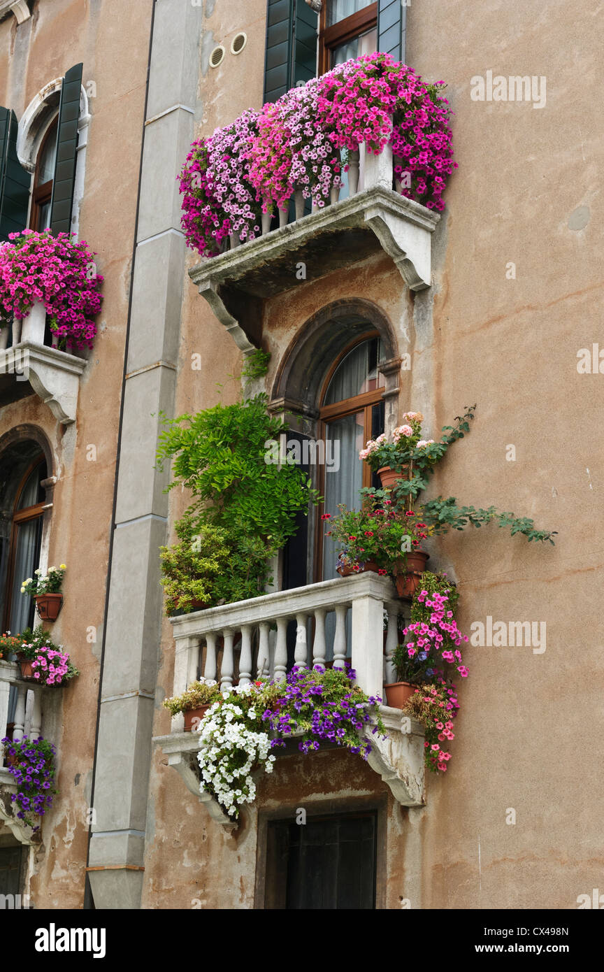 Italy balconies hi-res stock photography and images - Alamy