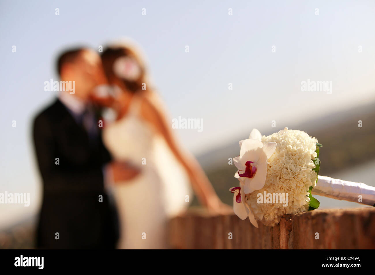 Wedding couple with flower bouquet Stock Photo - Alamy
