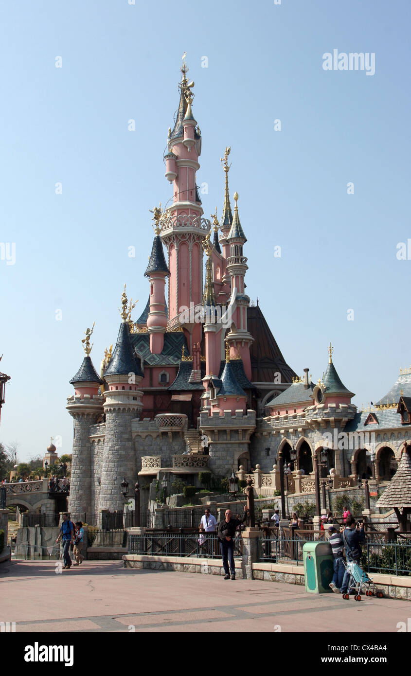 Disney land characters hi-res stock photography and images - Alamy