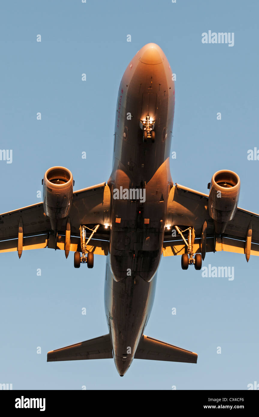 An Air Canada Airbus A319 jetliner landing at Vancouver International ...