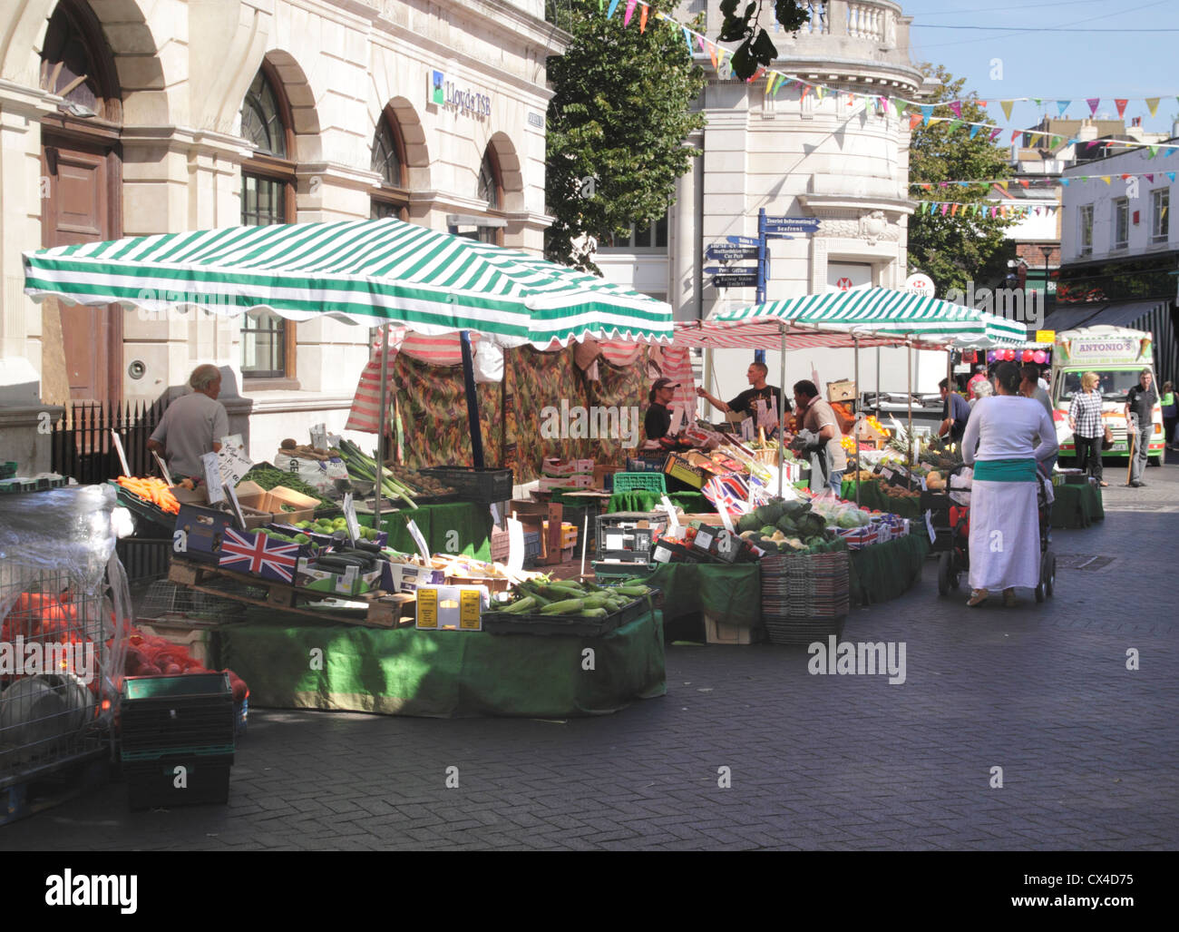 Street market in queen street hi-res stock photography and images - Alamy