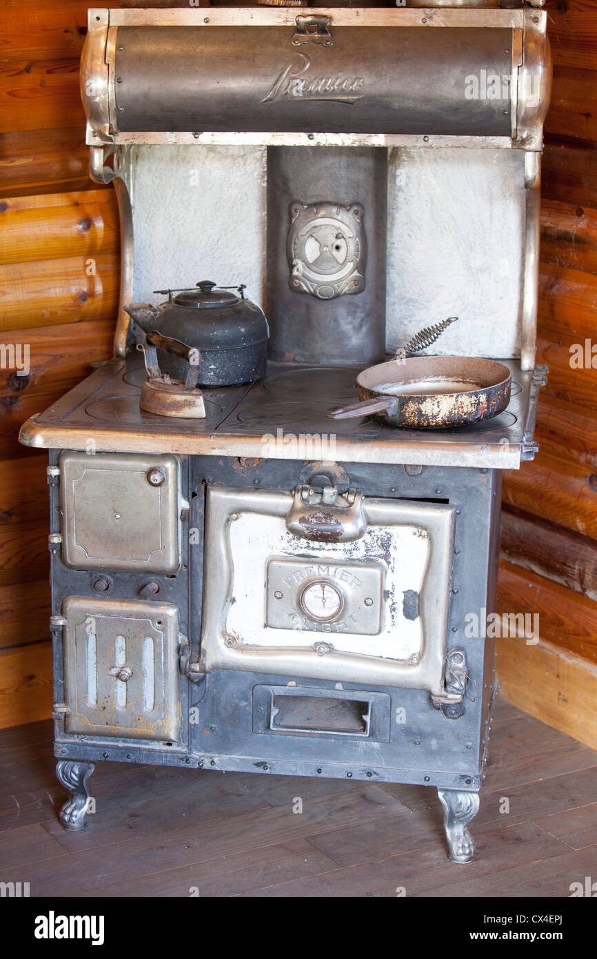 Old fashioned cooker hi-res stock photography and images - Alamy