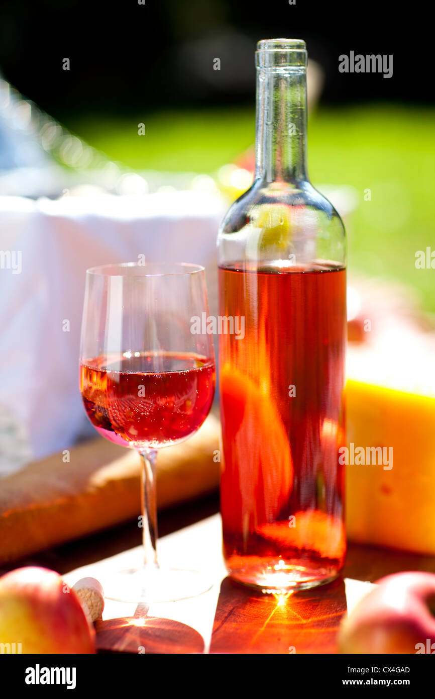 Picninc basket hi-res stock photography and images - Alamy