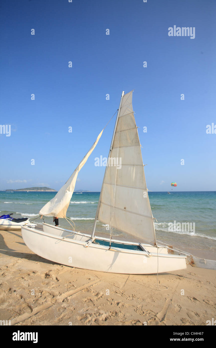 Beach sailing horizontal hi-res stock photography and images - Alamy
