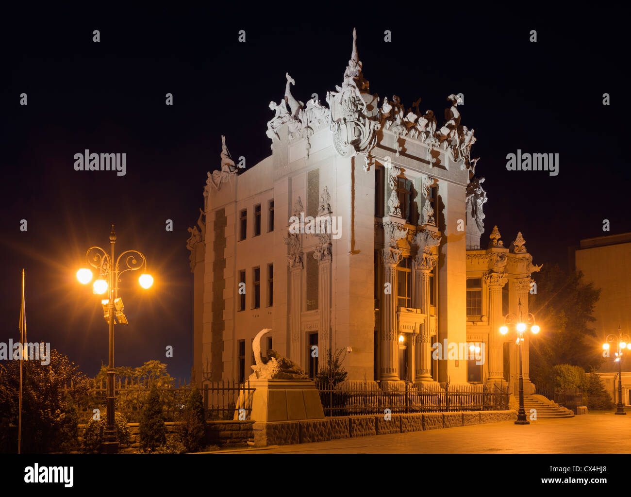 House with the chimaera hi-res stock photography and images - Alamy