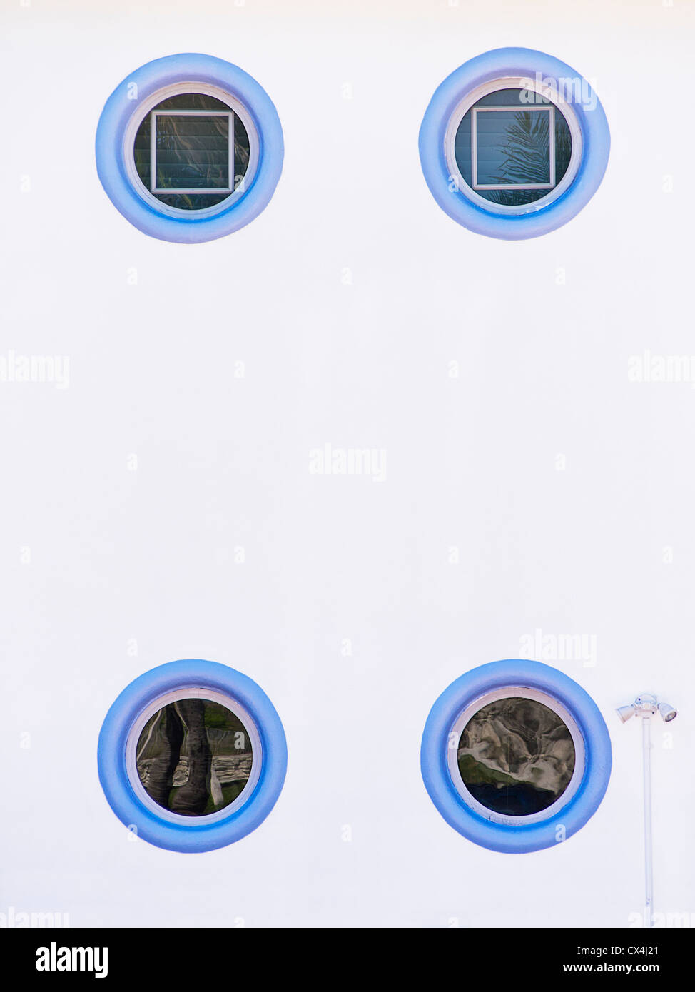 Reflecting white blue windows hi-res stock photography and images - Alamy