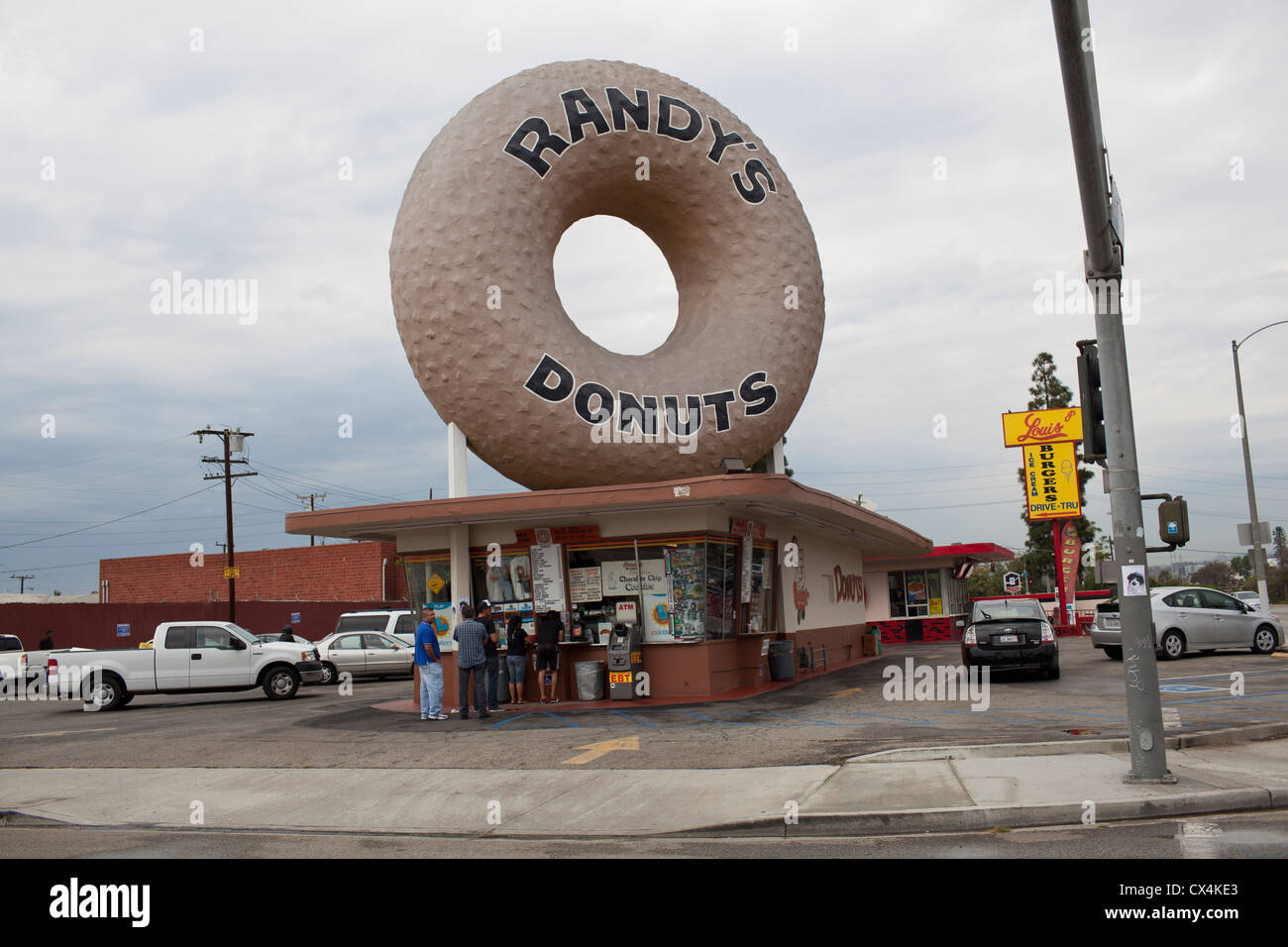 Customers line up outside the Randy's Doughnuts building in Inglewood ...