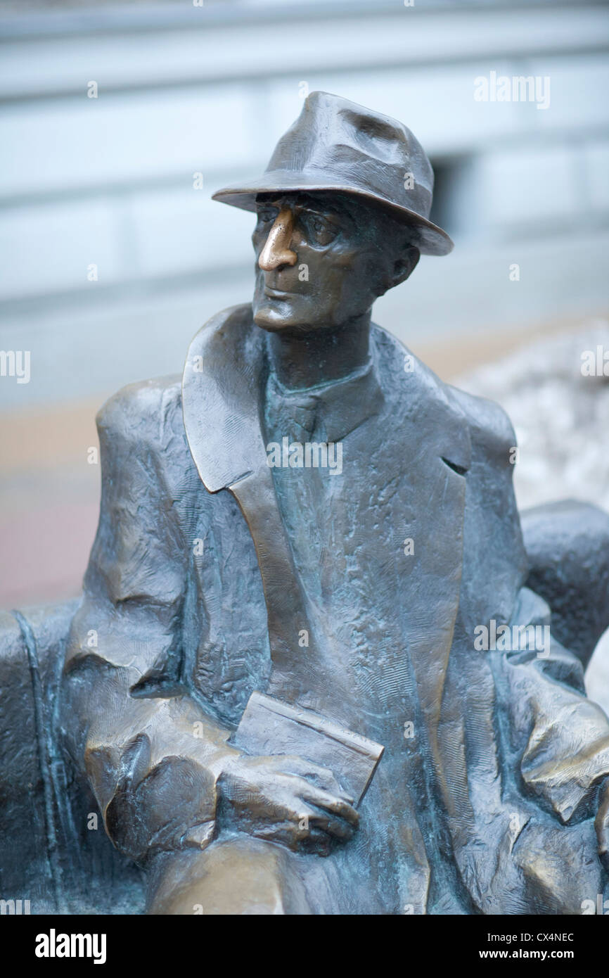 Poet Statue High Resolution Stock Photography and Images - Alamy