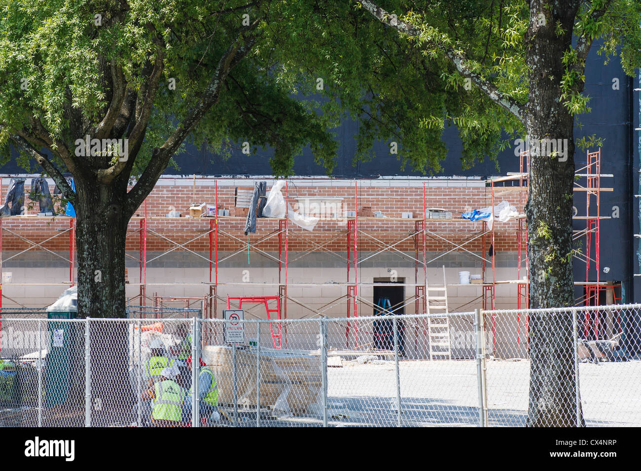 Construction workers taking a break at a large building site Stock ...