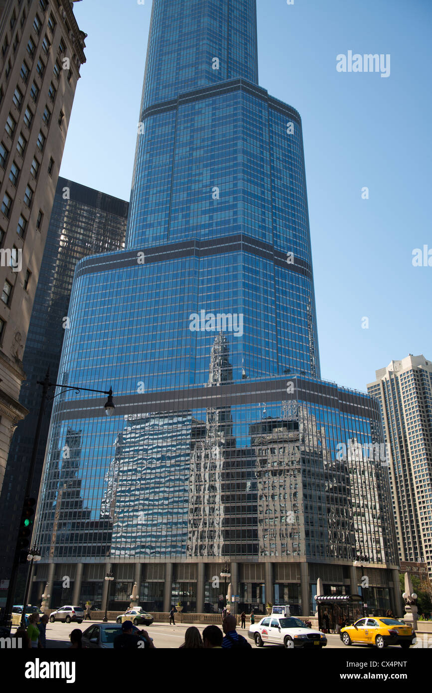 Chicago high rise buildings reflected in the Trump Tower Stock Photo ...