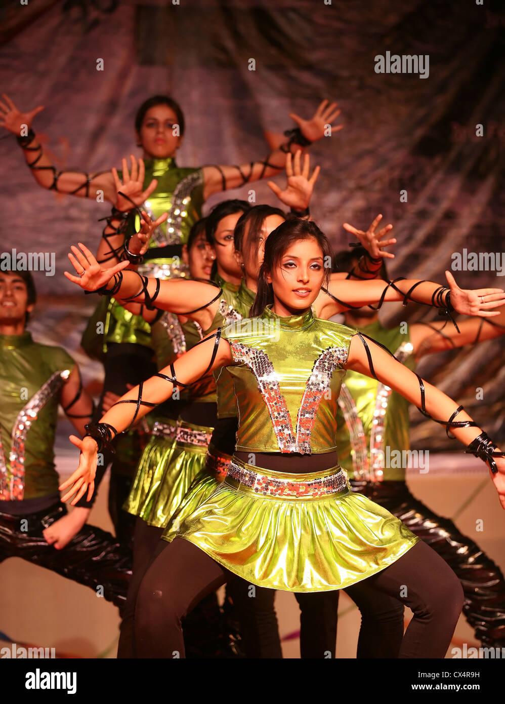 Modern dancers performing on stage hi-res stock photography and images ...