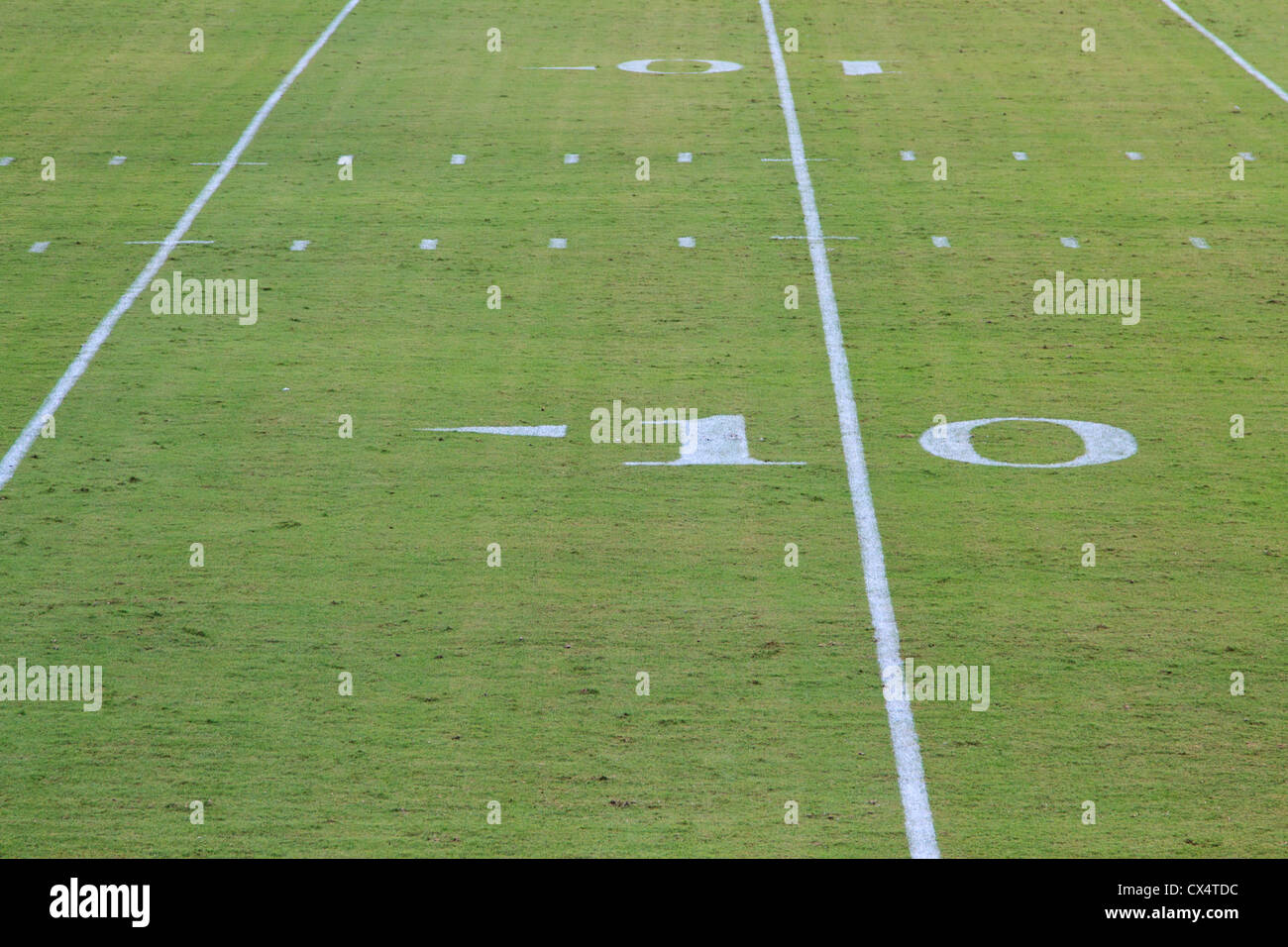 American football field yard lines hi-res stock photography and images ...