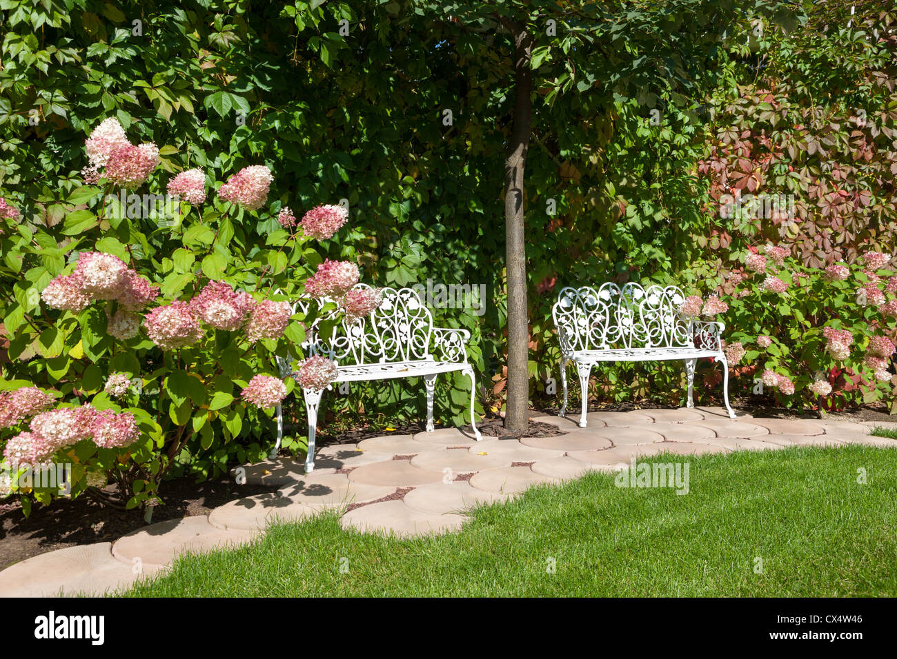 White seat garden hi-res stock photography and images - Alamy