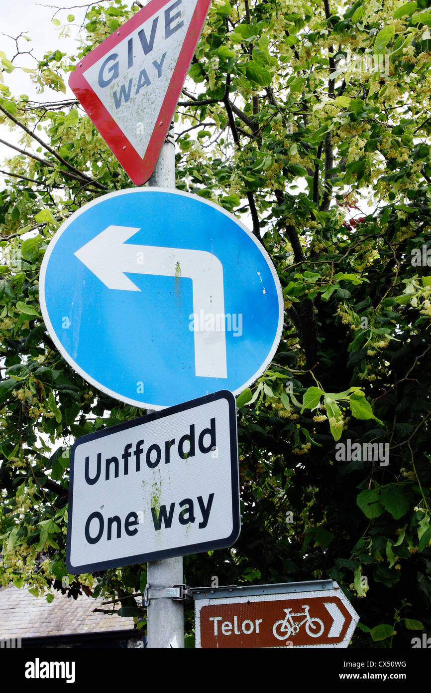 One way street road hi-res stock photography and images - Alamy
