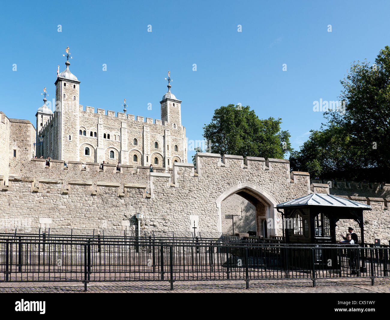 South tower and ramparts of the Tower of London, England Stock Photo ...