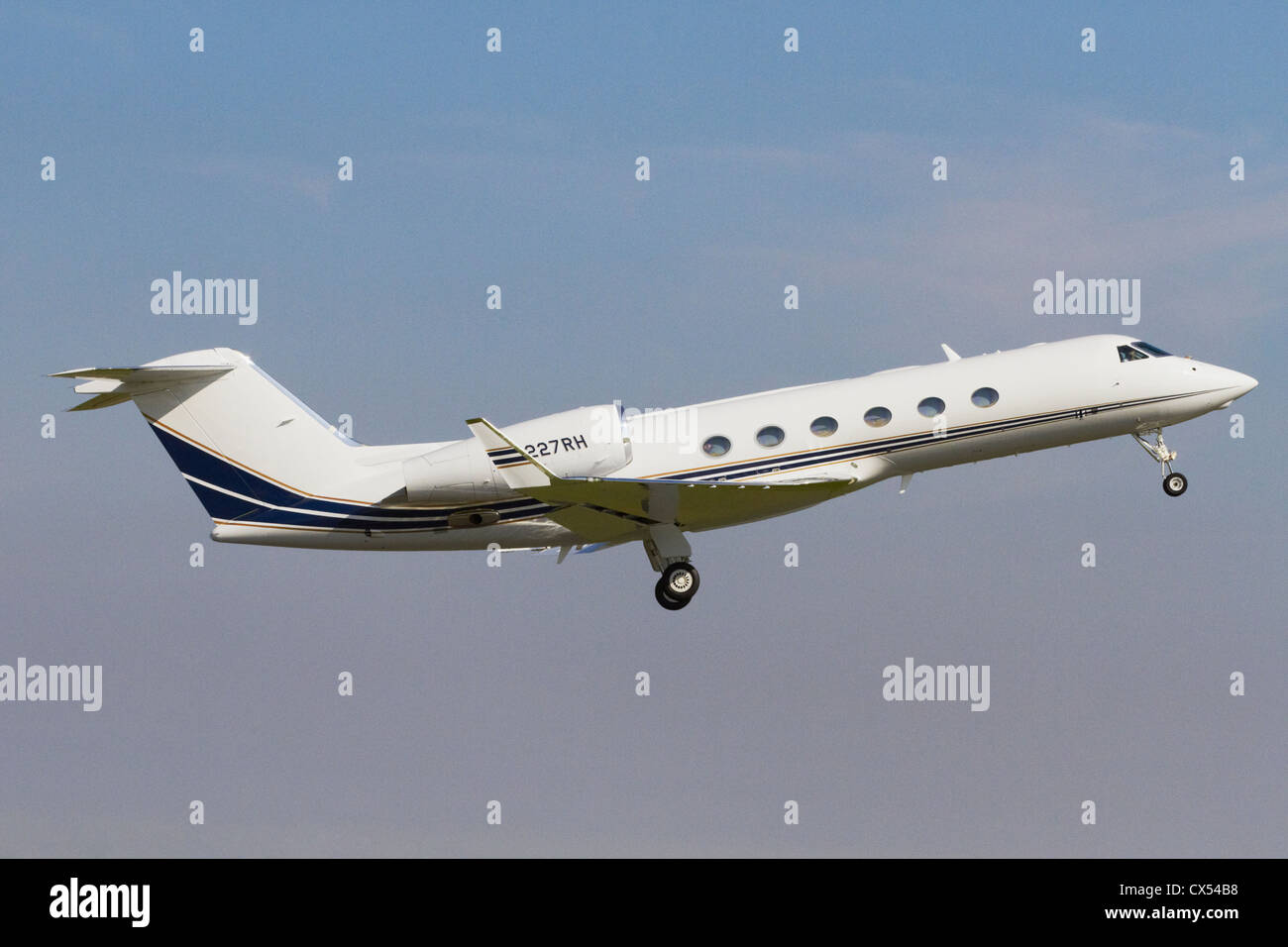 Gulfstream G450 Flying High Resolution Stock Photography and Images - Alamy