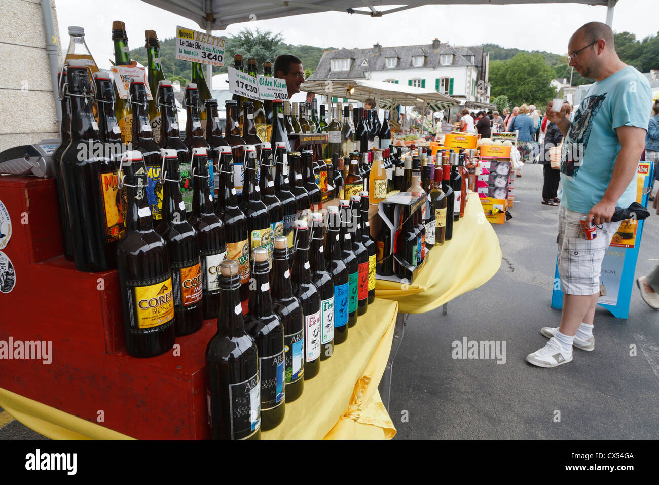 An English tourist tasting Breton cider at Chateaulin market, Finistère ...