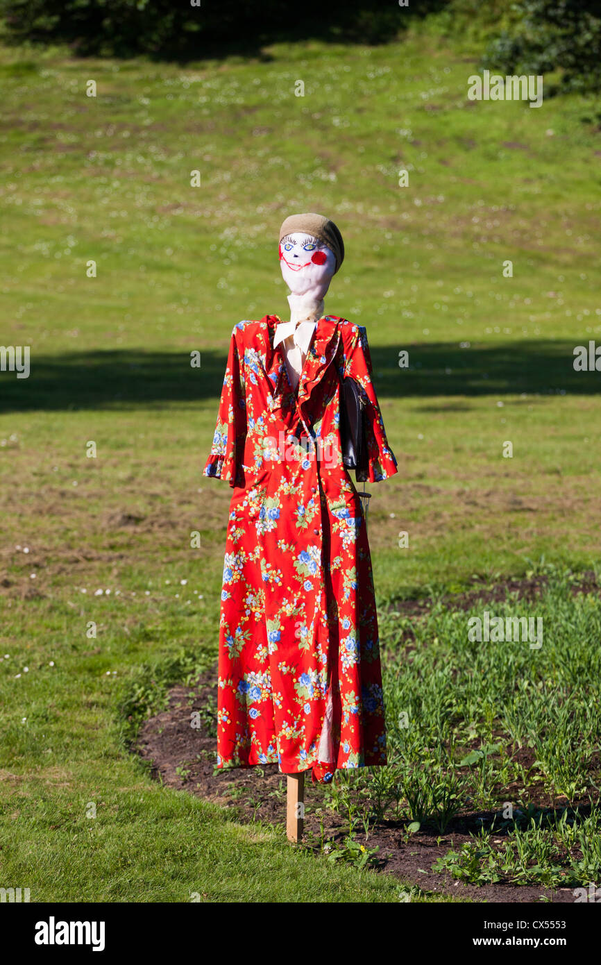 Straw lady scarecrow hi-res stock photography and images - Alamy