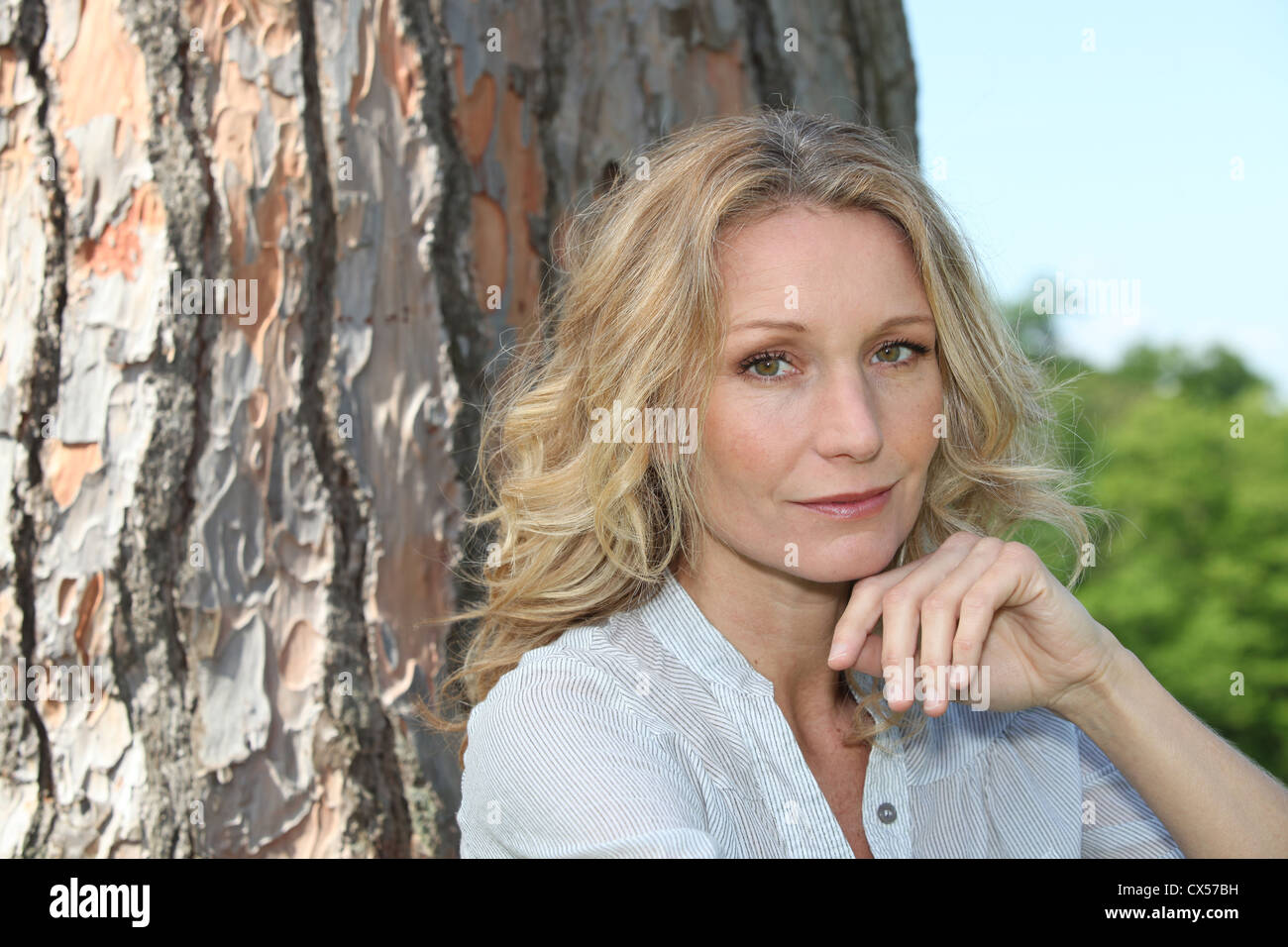 Woman relaxing under tree Stock Photo - Alamy Woman relaxing under tree Stock Photo - Alamy
