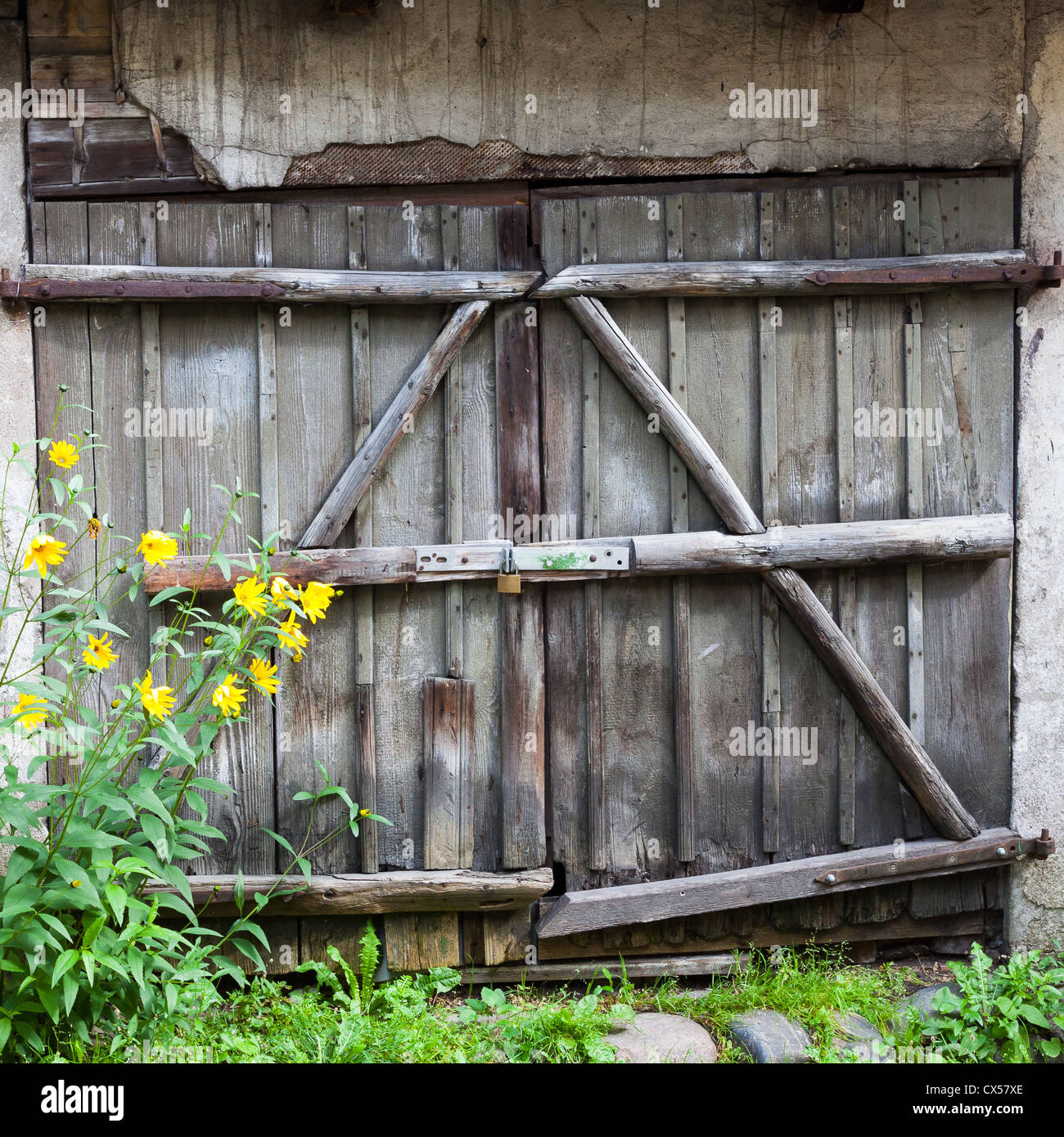 Old wooden barn door with lock Stock Photo - Alamy