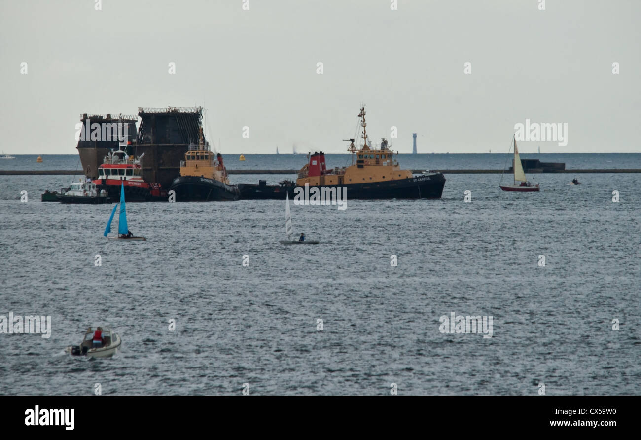 Tugs for ships hi-res stock photography and images - Alamy