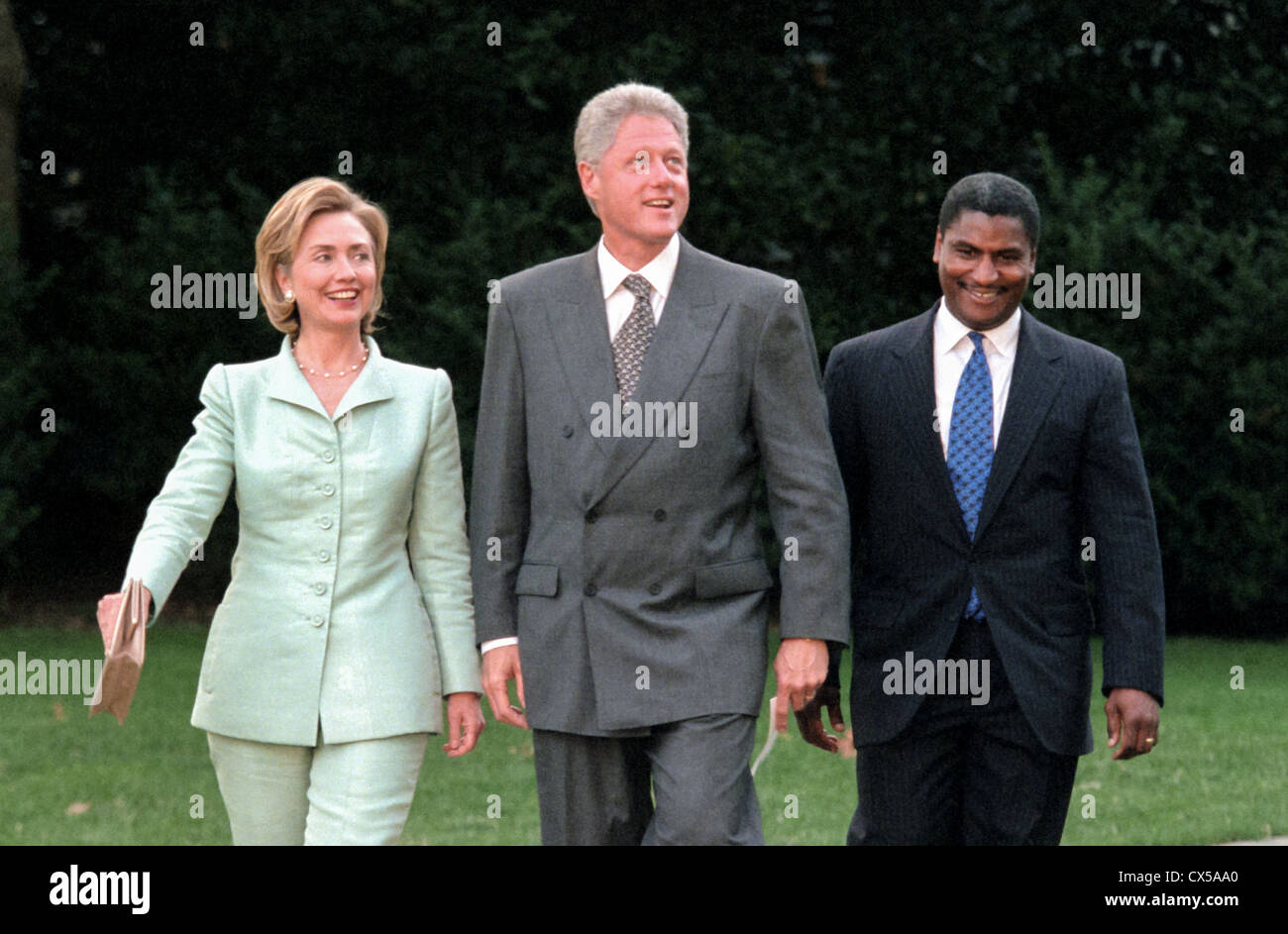Hillary and bill clinton walking hi-res stock photography and images ...
