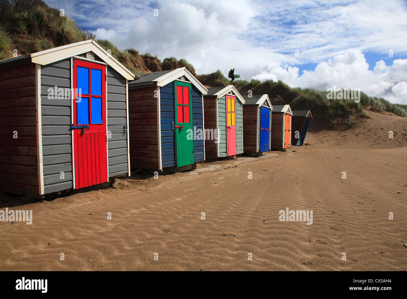 Coloured beach huts hi-res stock photography and images - Alamy