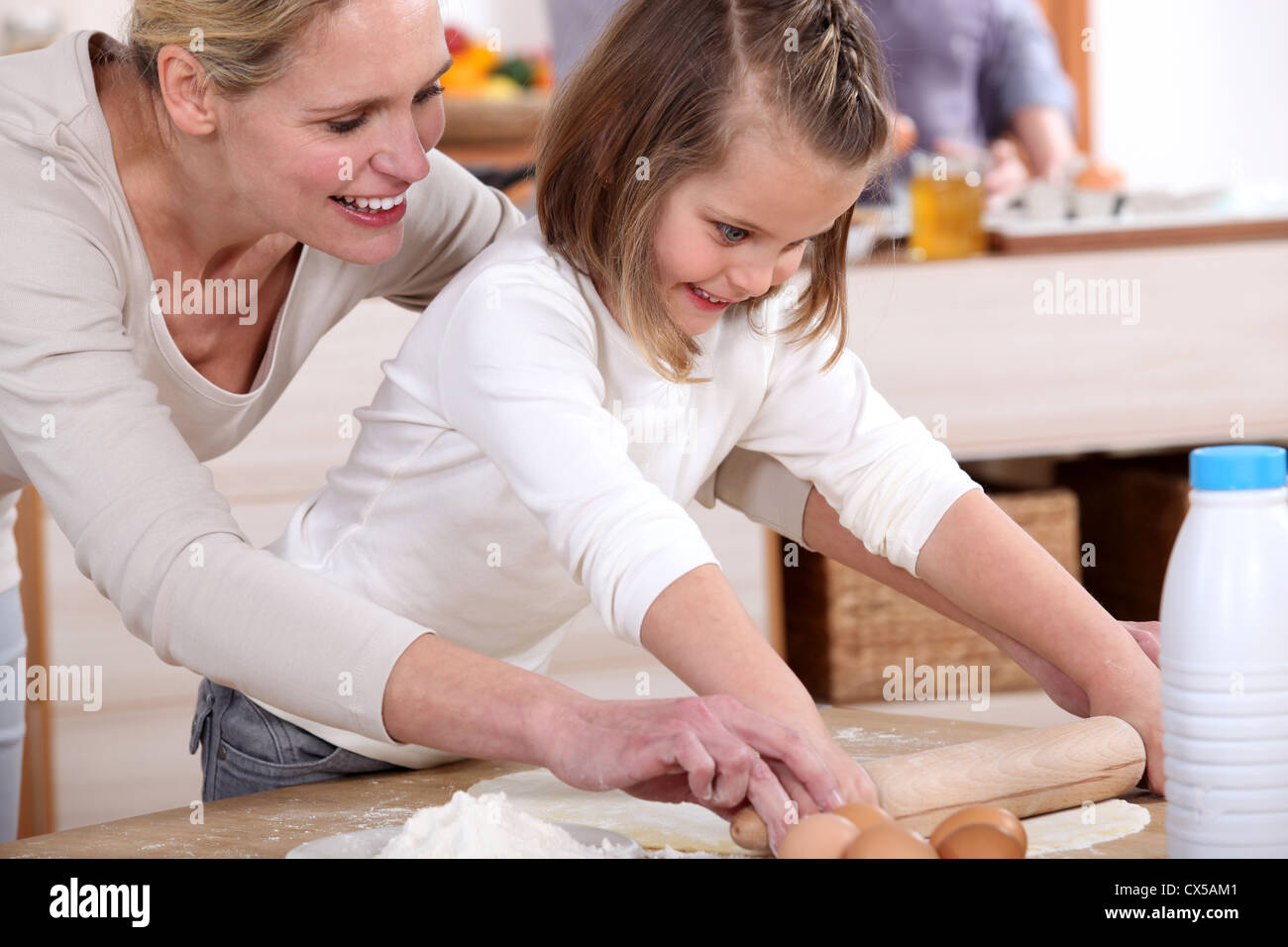 A mother teaching her daughter how to bake Stock Photo - Alamy