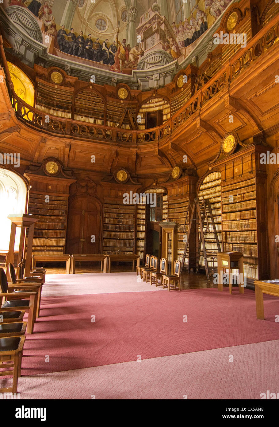 Ancient library shelves hi-res stock photography and images - Alamy