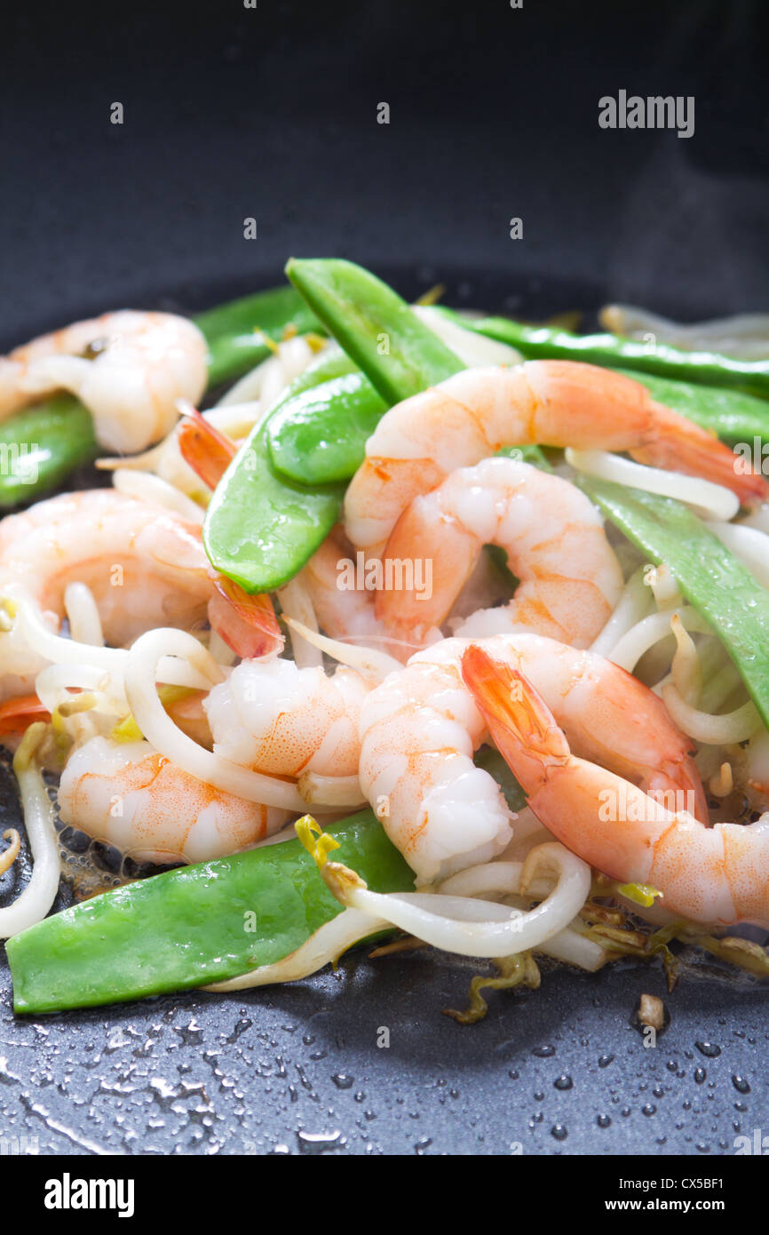 prawn and vegetable stir fry Stock Photo - Alamy