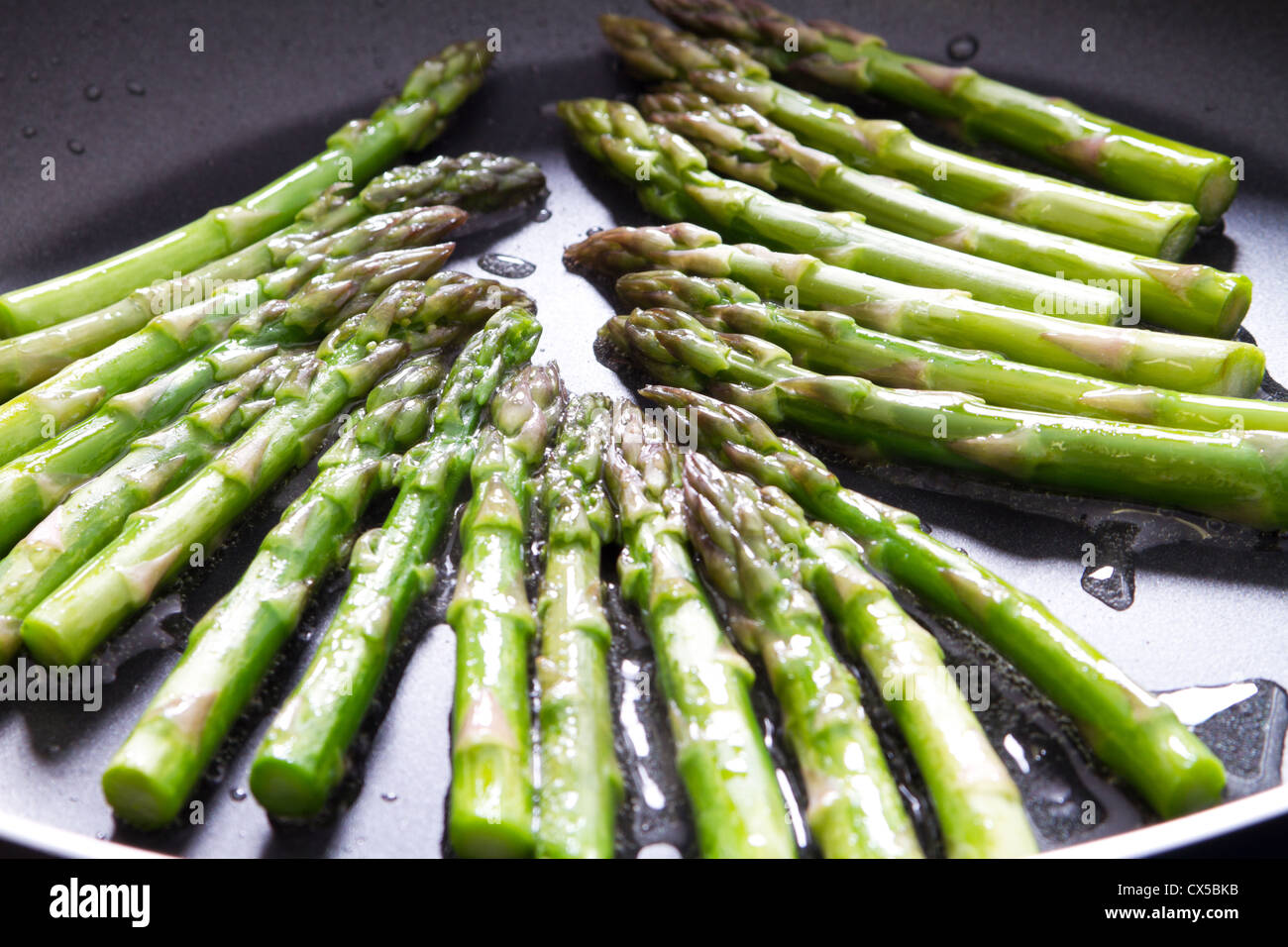 pan frying asparagus Stock Photo - Alamy