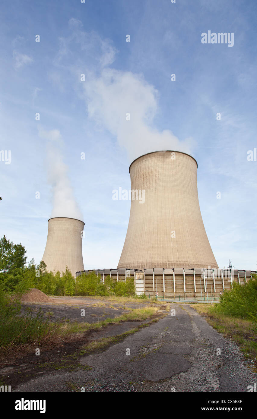 Power station middle hi-res stock photography and images - Alamy