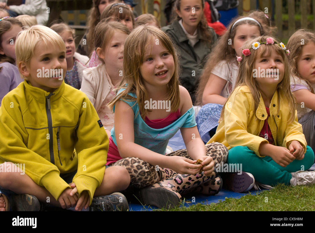 Kids being entertained hi-res stock photography and images - Alamy