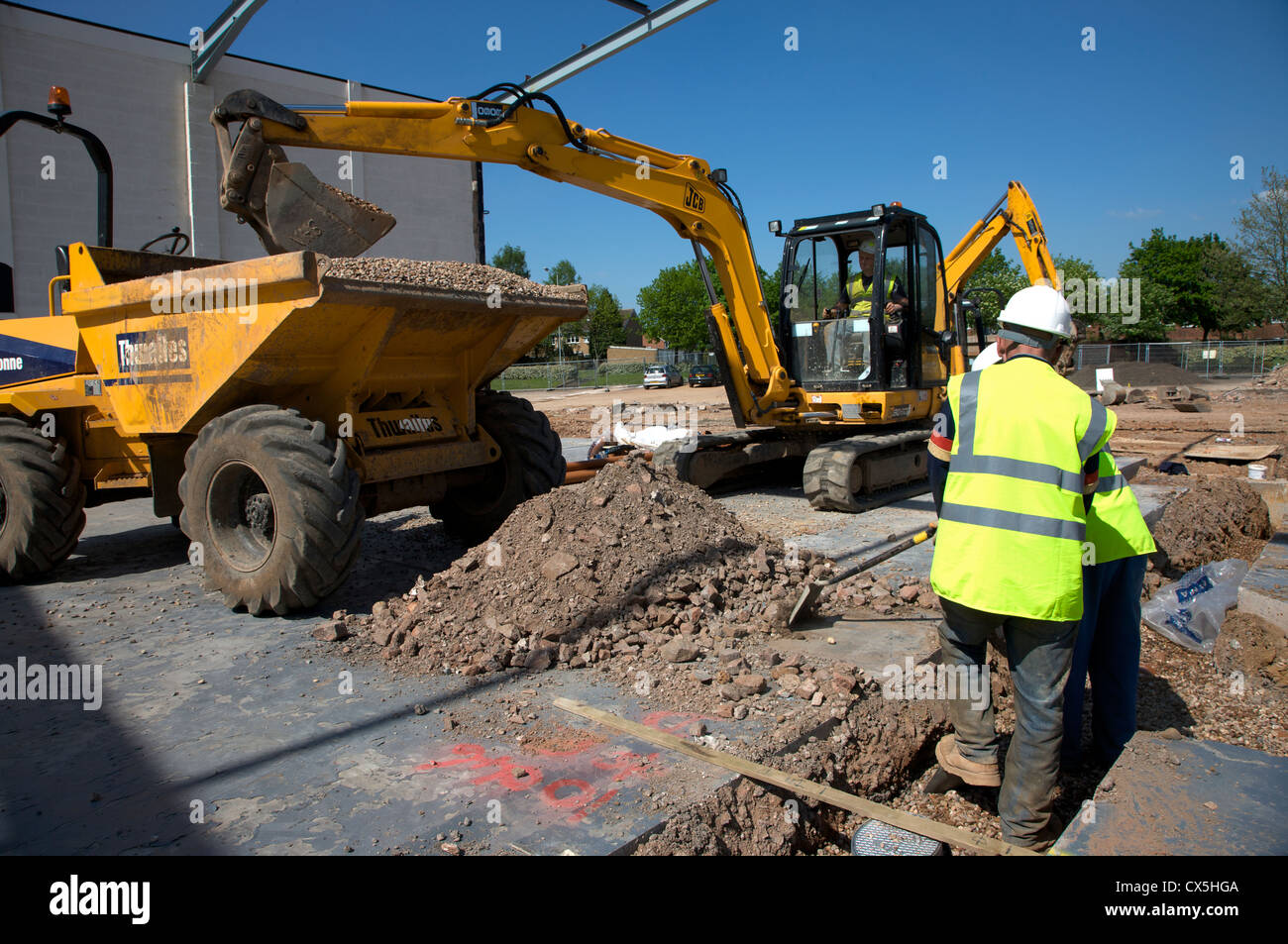 Building site uk digger workers hi-res stock photography and images - Alamy