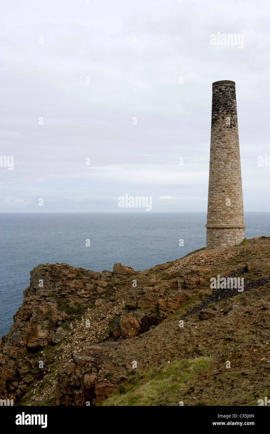 North cornwall chimneys hi-res stock photography and images - Alamy