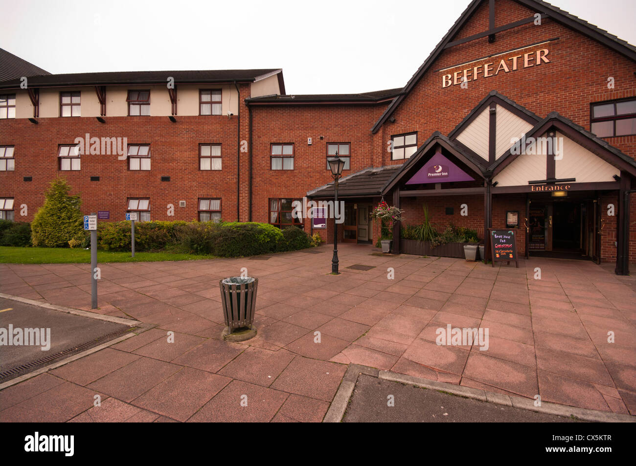 Beefeater restaurant hi-res stock photography and images - Alamy