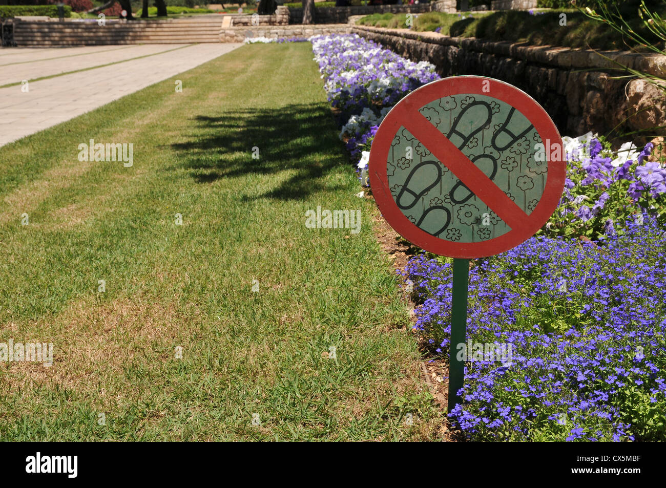 Do not step on the flowers warning sign Stock Photo - Alamy
