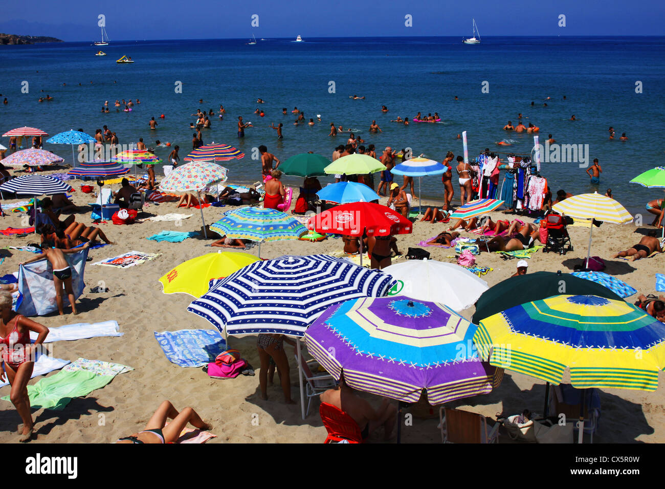 Busy beach cartoon hi-res stock photography and images - Alamy