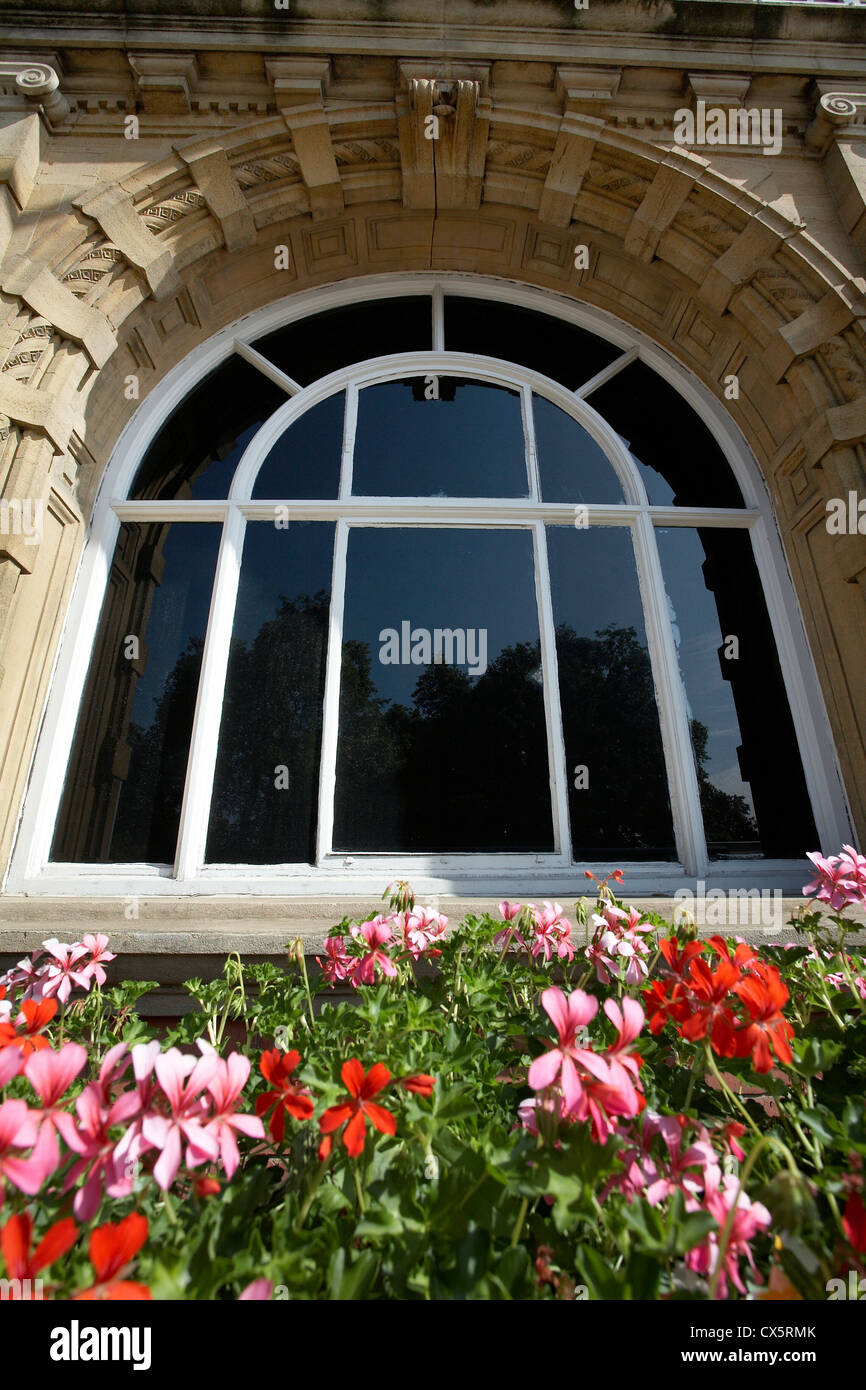 Arched window on a Victorian building in London Stock Photo - Alamy