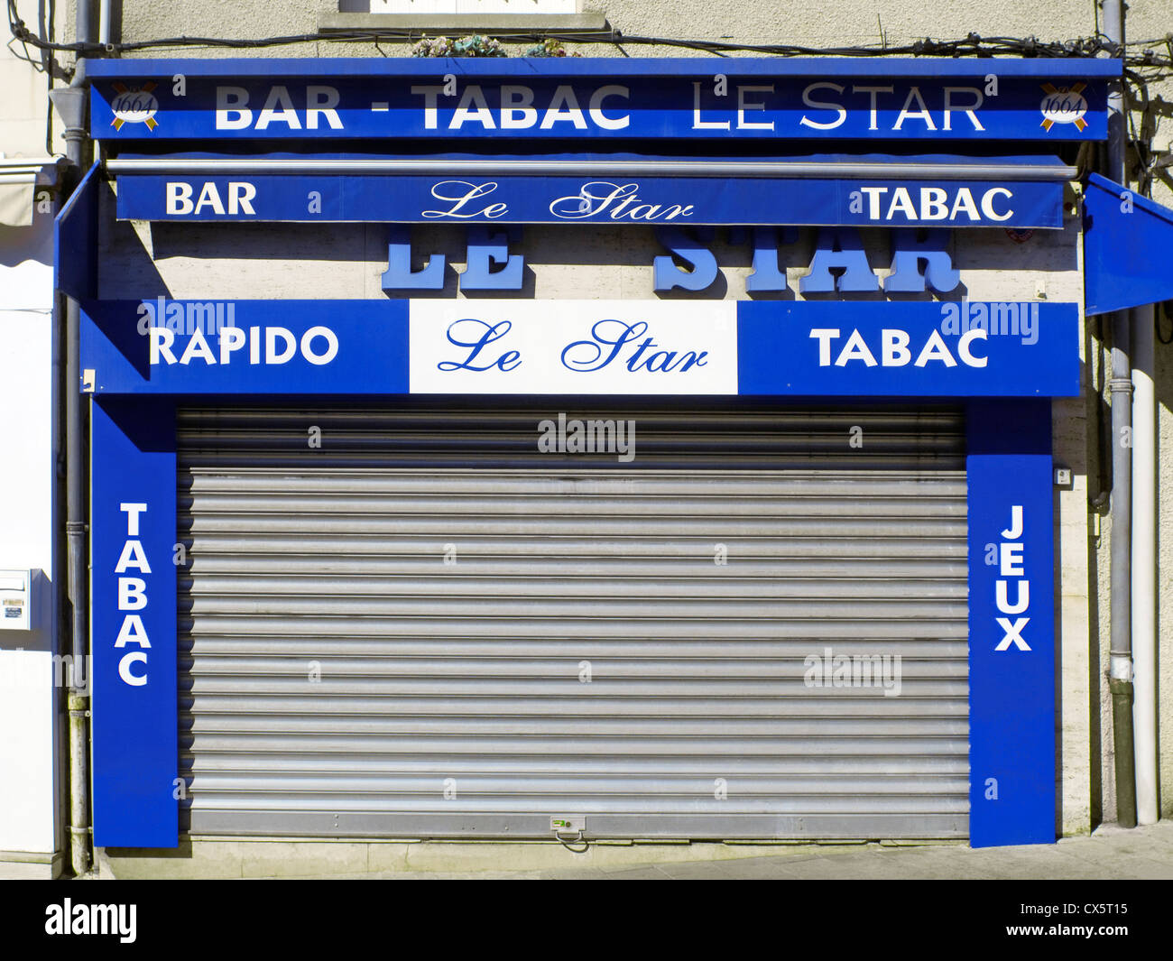 Closed shutter shop hi-res stock photography and images - Alamy