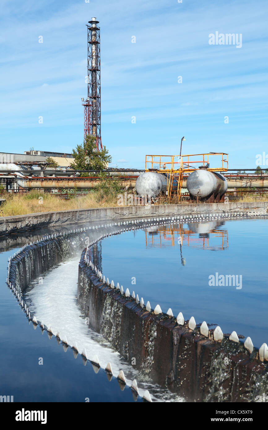 Sewage treatment plant with water overflowing from recycling ...