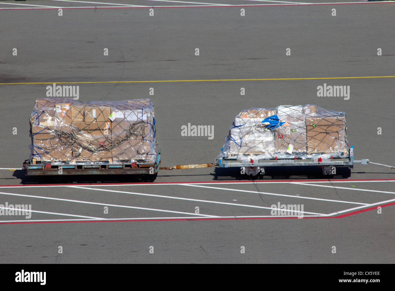 Air cargo loading hi-res stock photography and images - Alamy