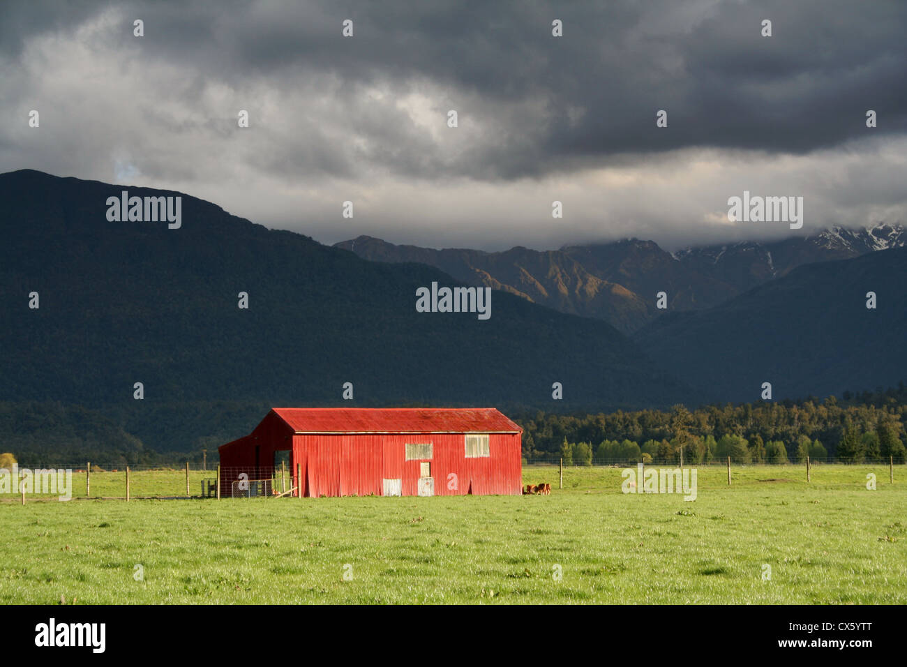 Red barn in new zealand hi-res stock photography and images - Alamy