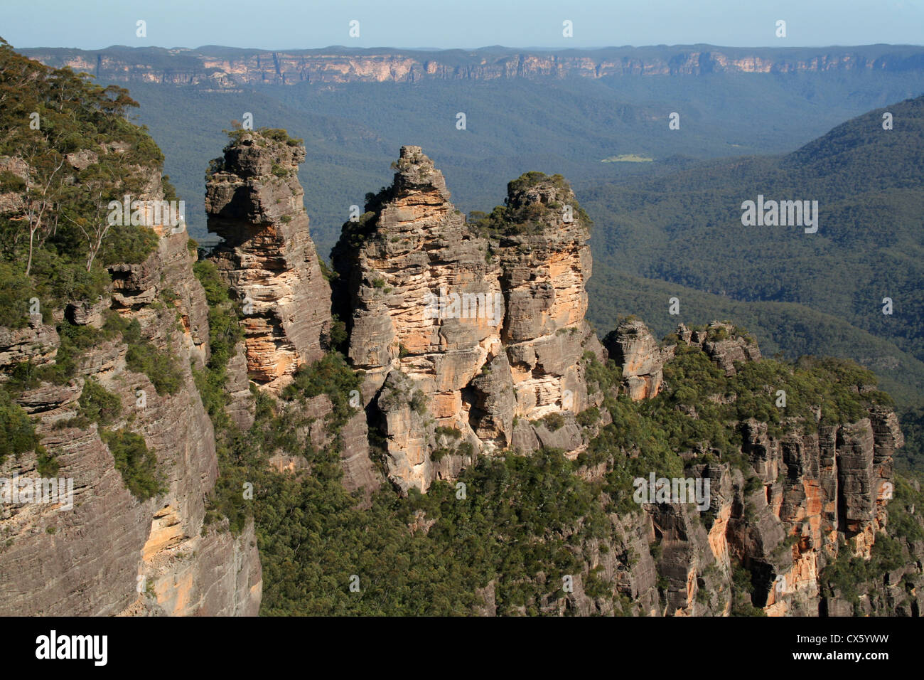 Three Sisters rock formation in the Blue Mountains National Park ...