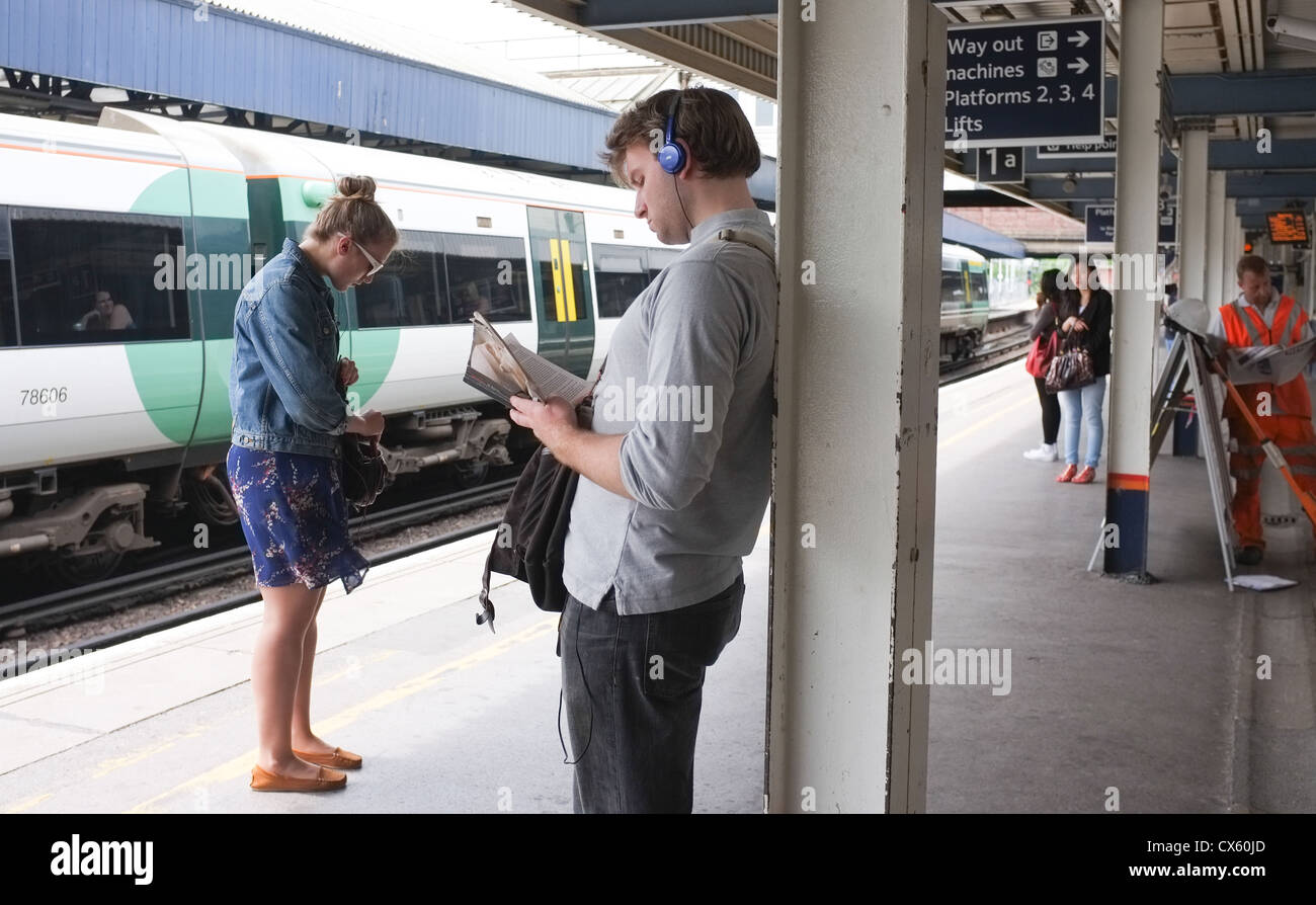 Commuter train reading newspapers hi-res stock photography and images ...
