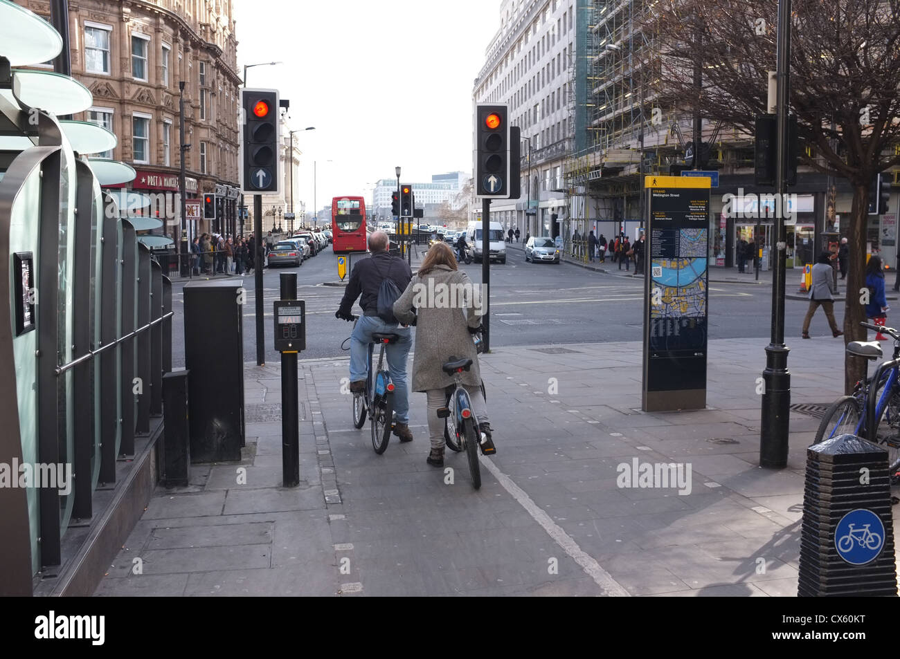 Cycling cyclist traffic lights hi-res stock photography and images - Alamy