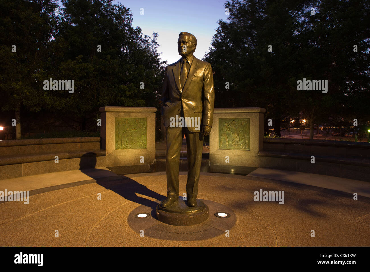 STATUE GEORGE H W BUSH MONUMENT (©CHAS FAGAN 2004) SESQUICENTENNIAL ...
