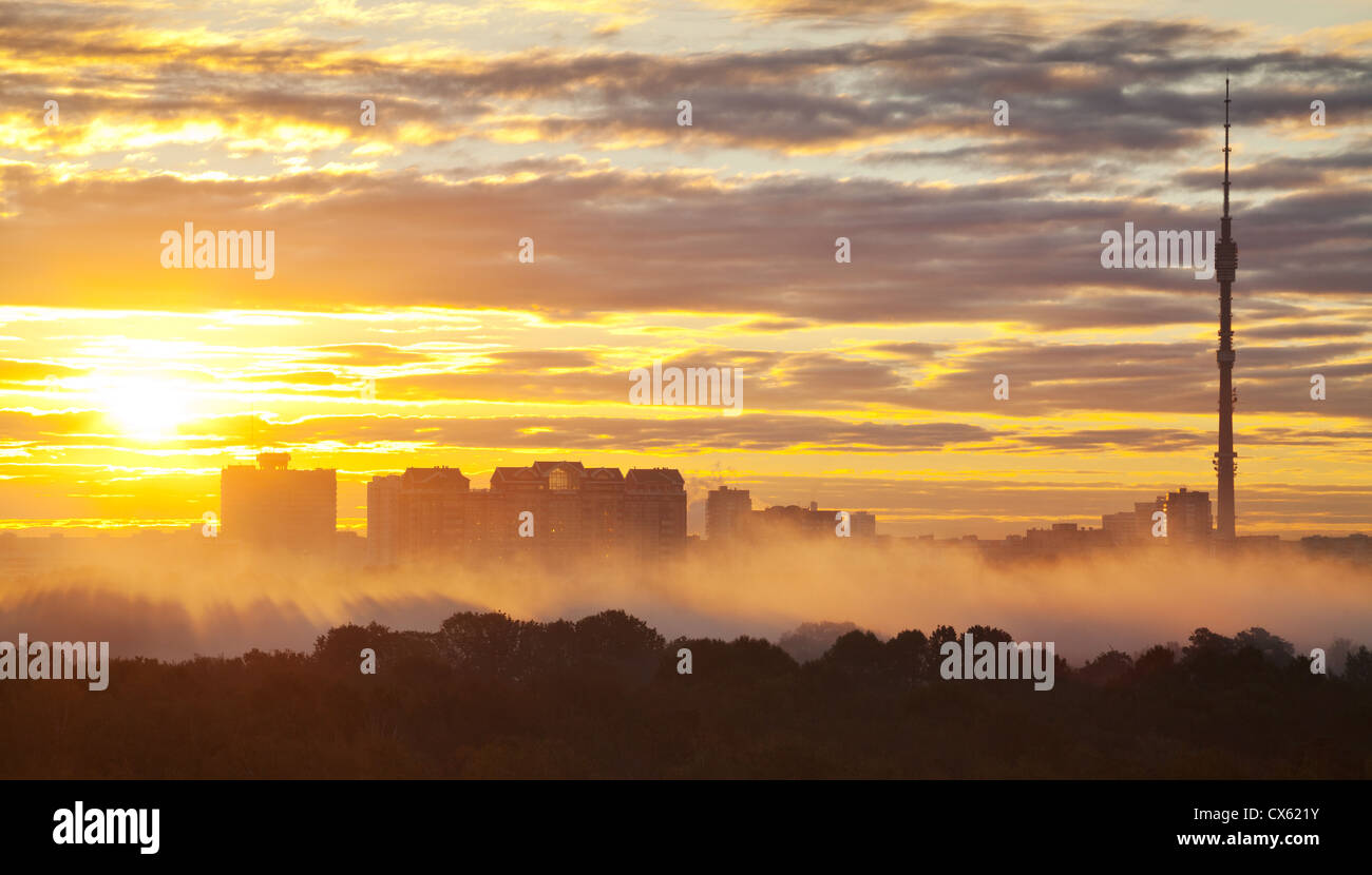 Yellow building sunbeam hi-res stock photography and images - Alamy