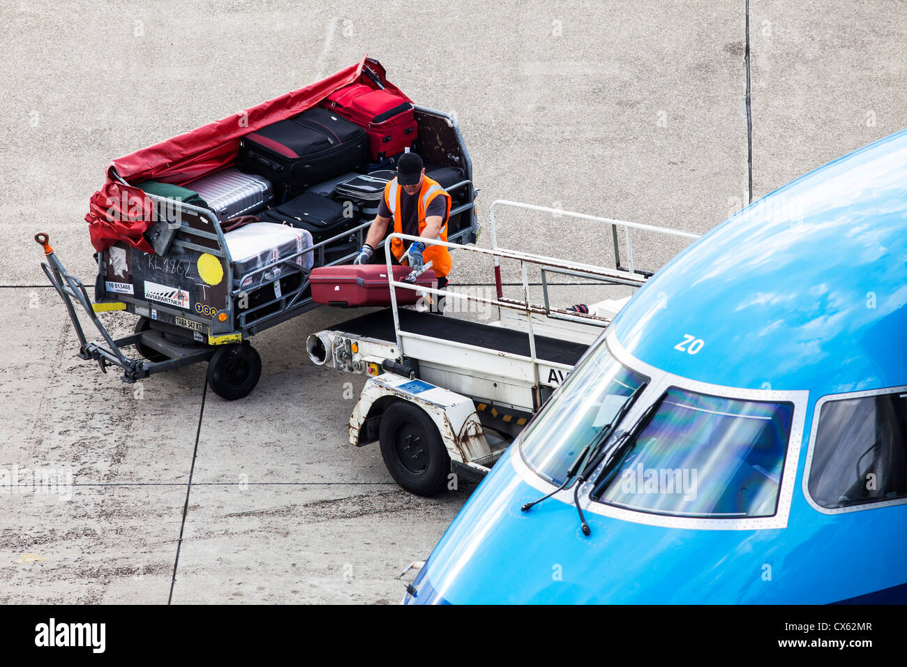 Cargo handling operations hi-res stock photography and images - Alamy