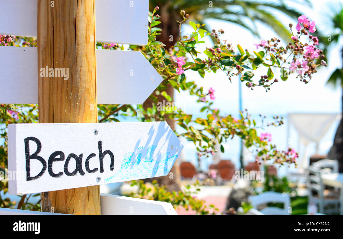 "Beach" sign pointing at beach Stock Photo - Alamy